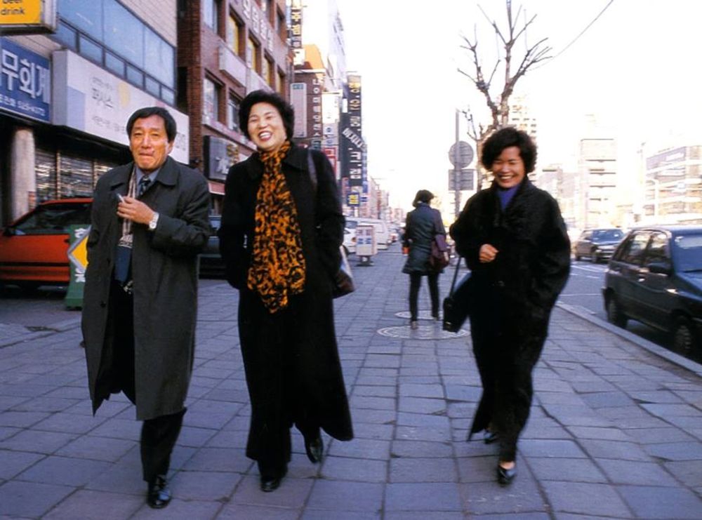 50 Candid Photographs That Capture Street Scenes of South Korea From ...