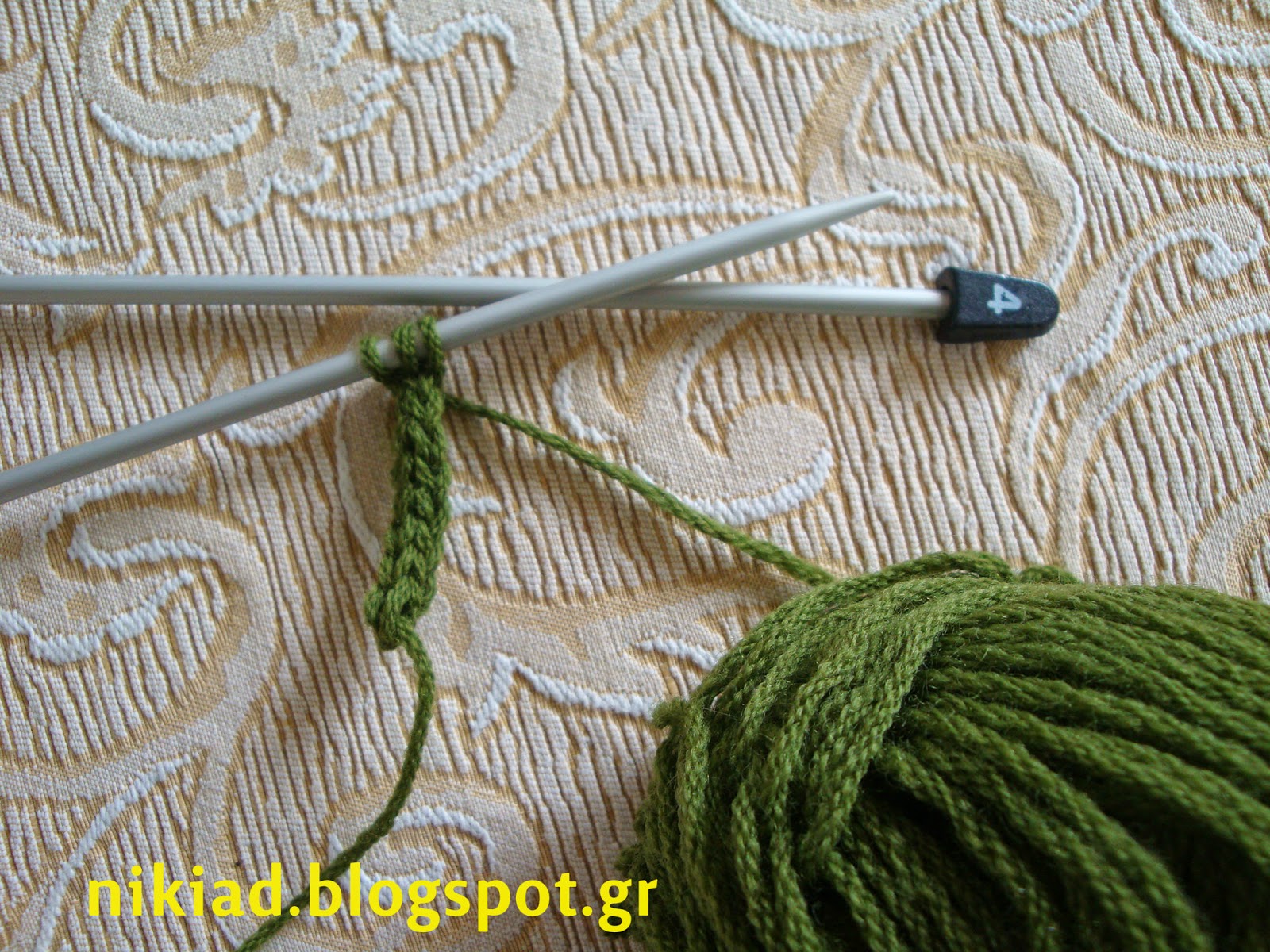 Χειροτεχνήματα: Φύλλα πλεκτά με βελόνες / Knitted leaves