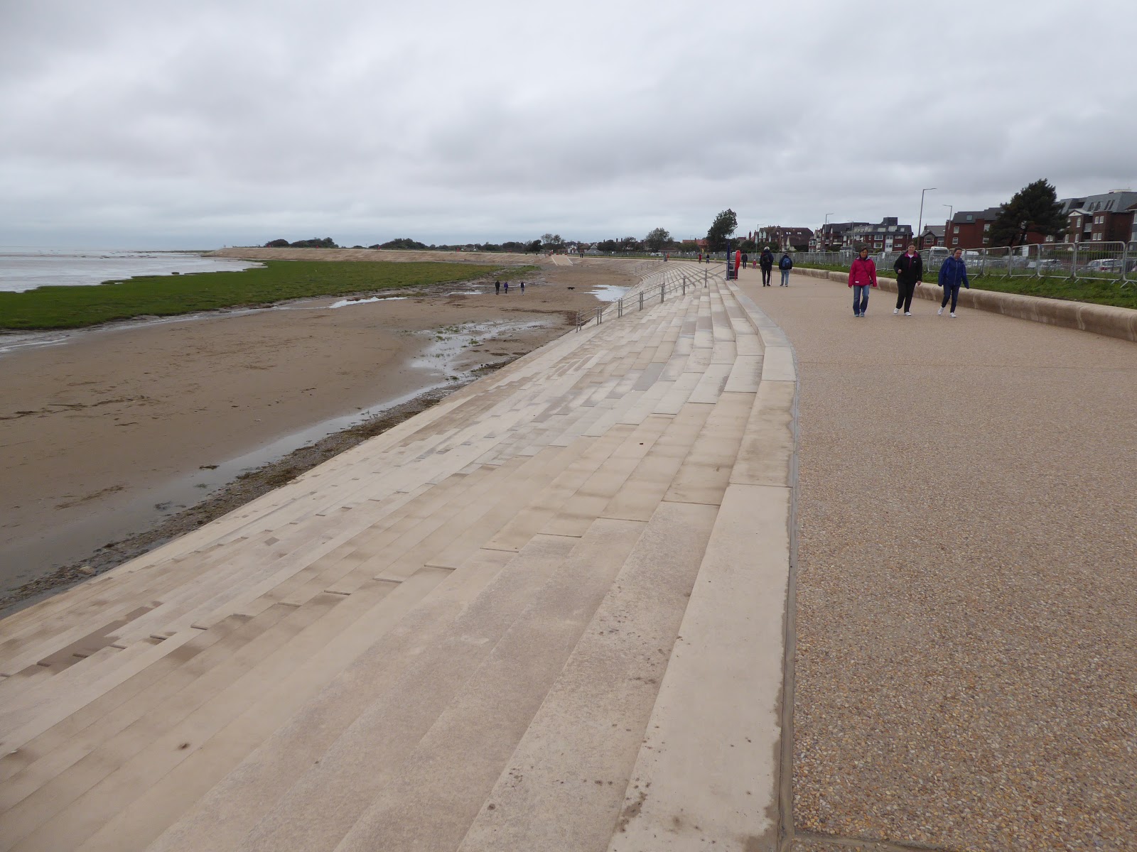 The Meanderthals: Lytham, A walk along the Ribble Estuary to see the sea