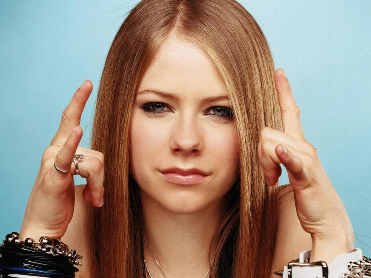 Avril Lavigne Hot Pictures, Photo Gallery & Wallpapers: Avril Lavigne ...