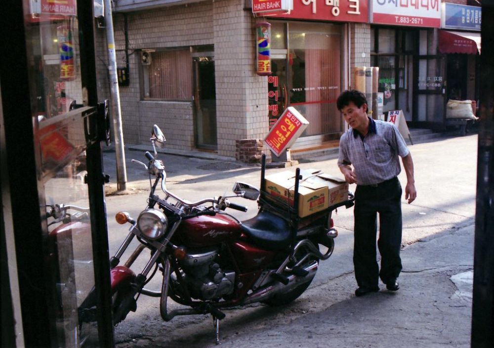 50 Candid Photographs That Capture Street Scenes of South Korea From ...