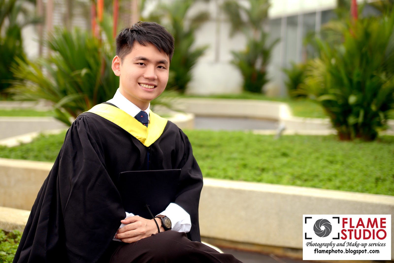 Flame Graduation Photography Studio: Graduation Convocation Family ...