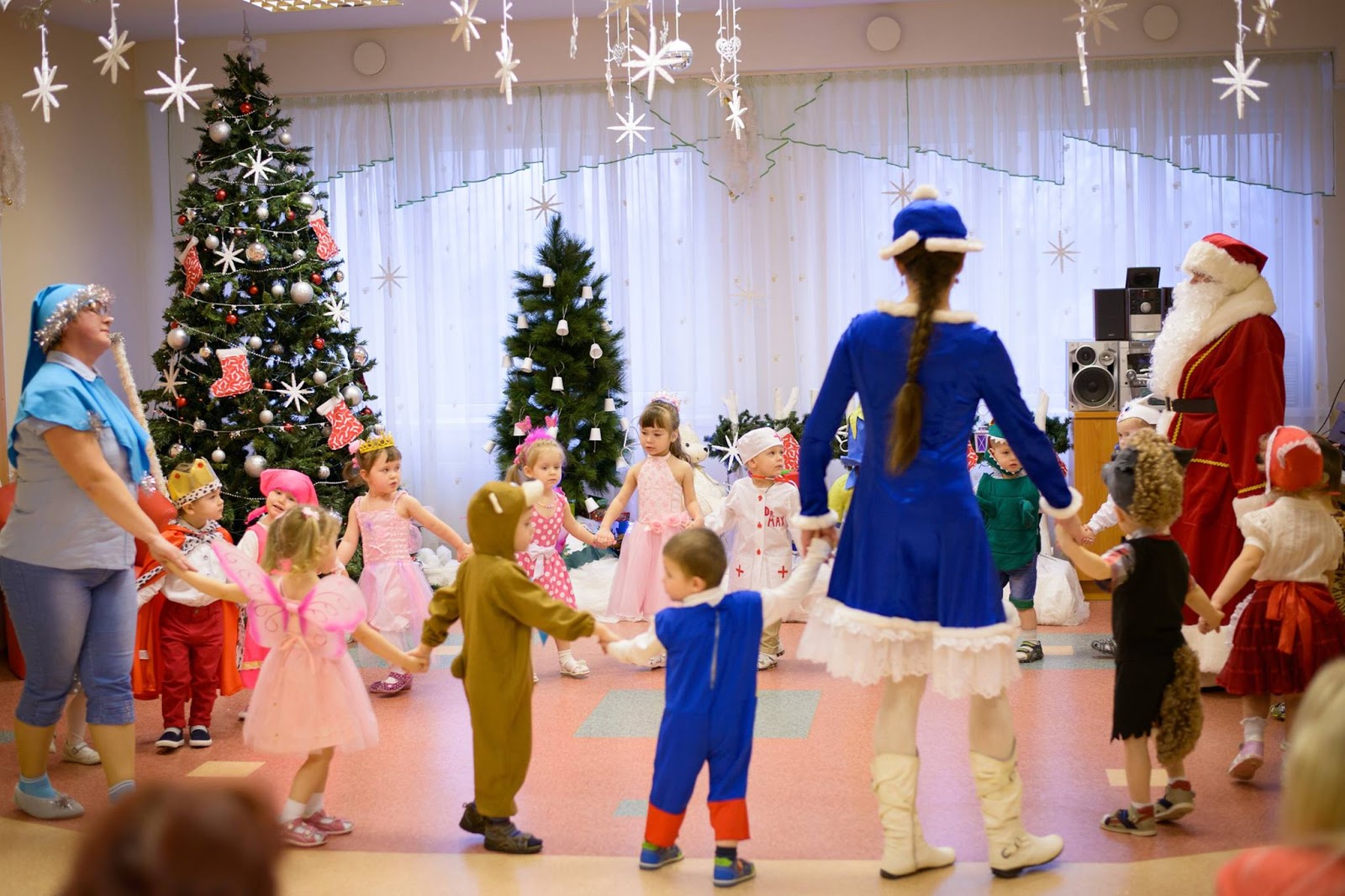 Sieviešu klubs "Šarms": Salavecis un Sniegbaltīte ciemojās bērnu dārzā