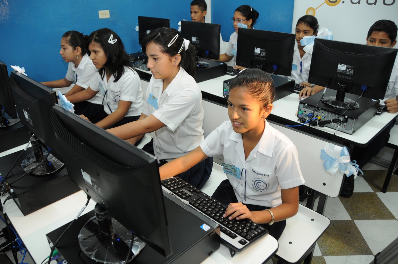 aplicación de la computadora en la educación.: instrumento de ...