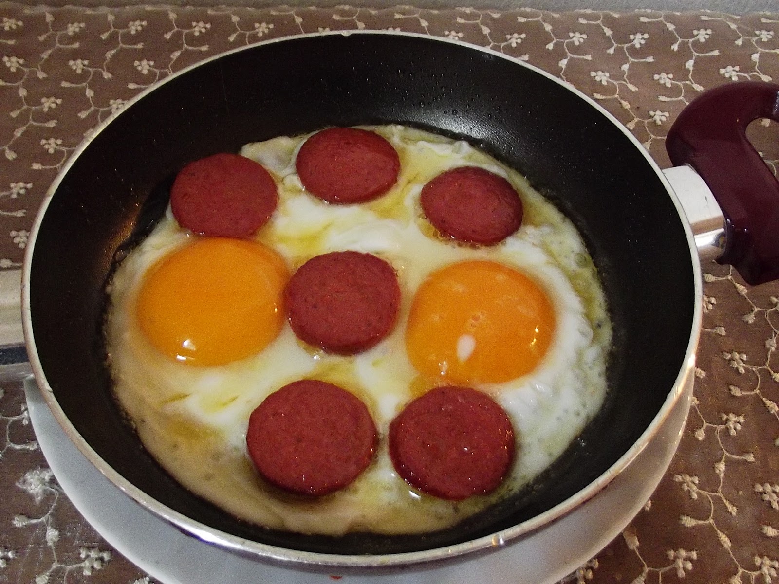 yağsız tavada sucuklu yumurta tarifi