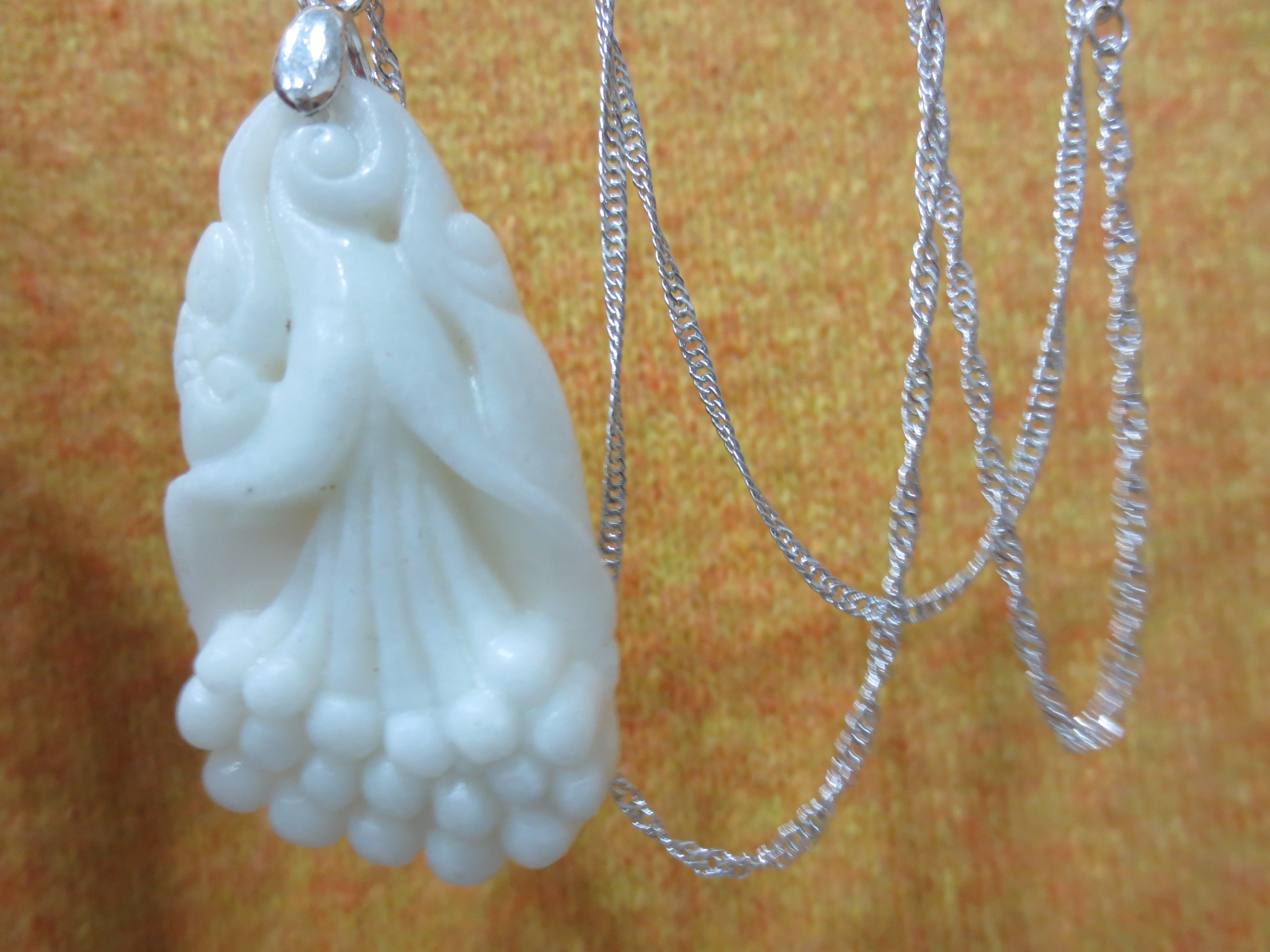 How to Identify a Genuine Jadeite Stone ? （ How to Tell a Natural Jade