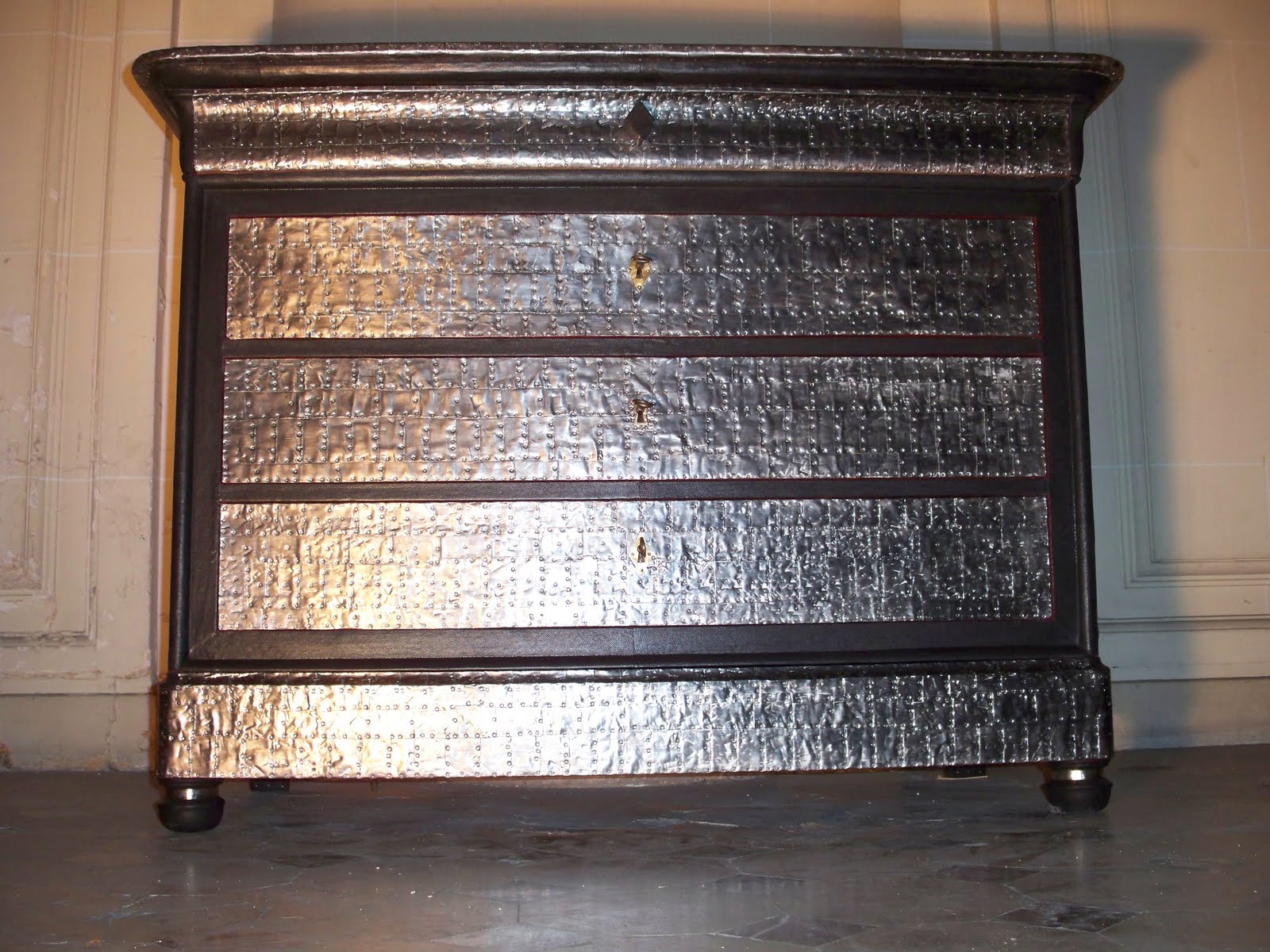 Création, Décoration, Mobilier, Art: Commode métal, acier martelé ...