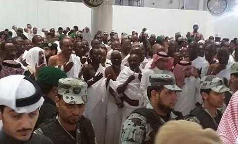 Photo of Buhari praying at Medinah Mosque in their religious robe
