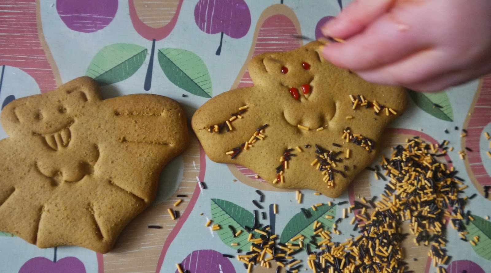 MUMMY MONDAY | DECORATING GINGERBREAD BATS