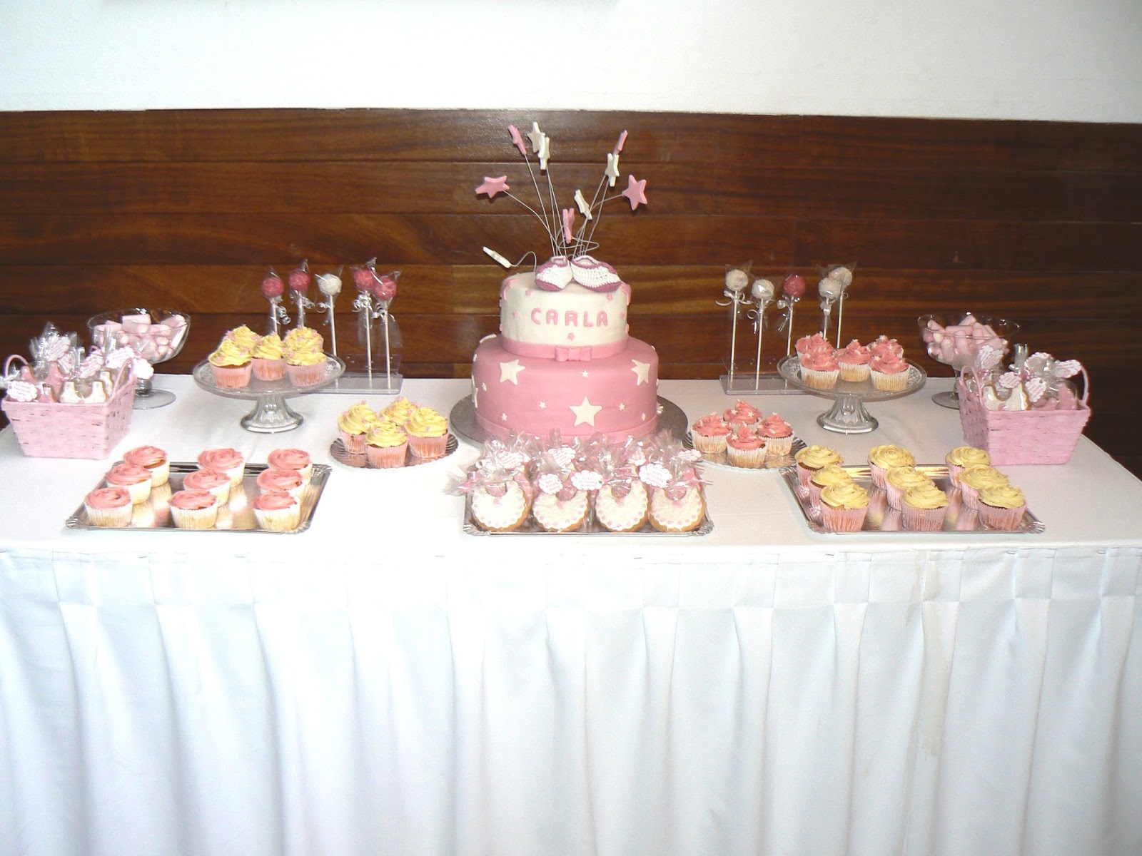 19 mesas de dulces de color rosa