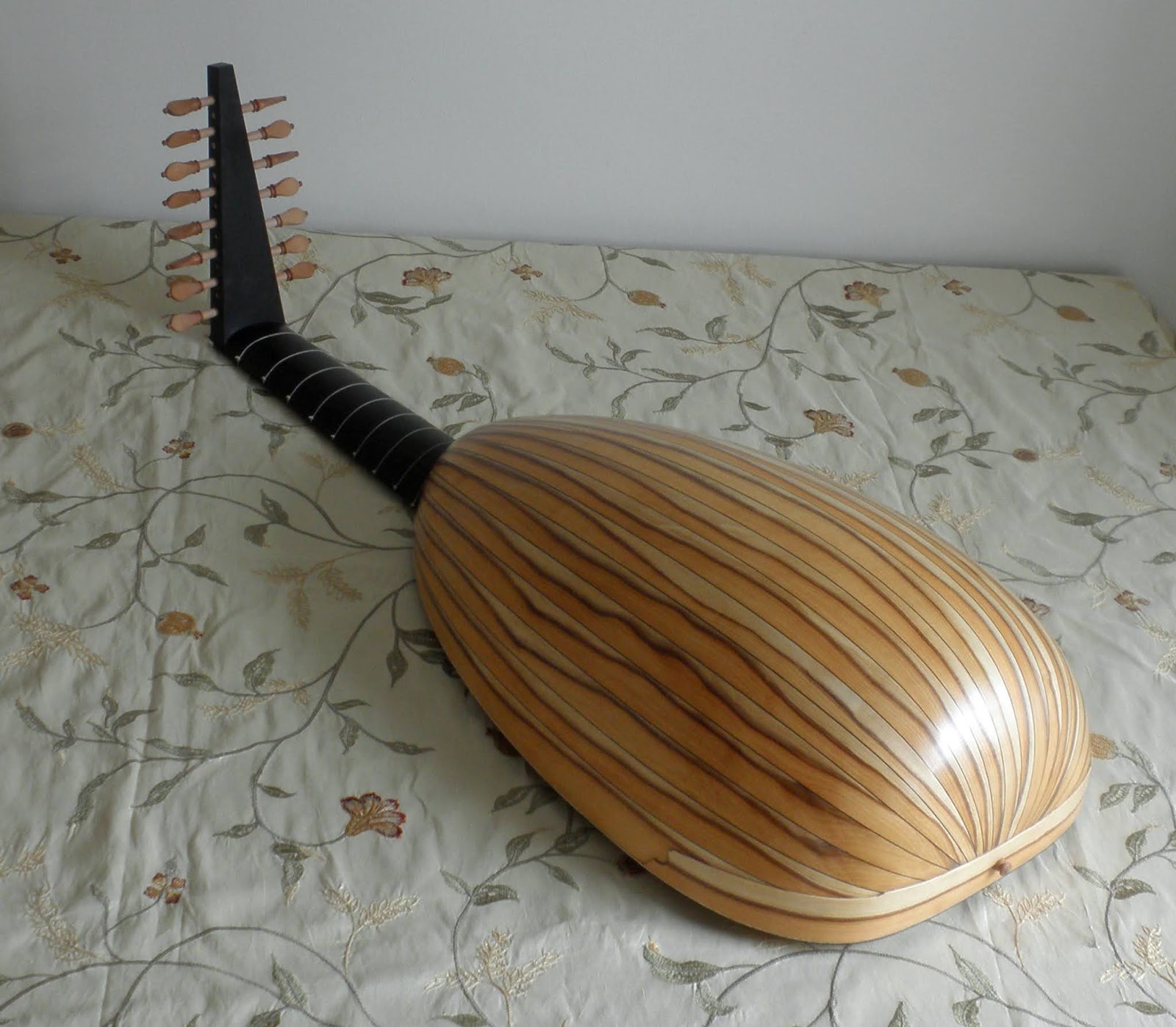 Buying a Lute: Renaissance lutes