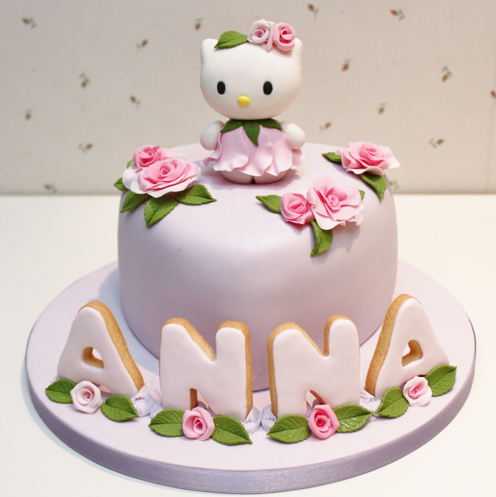 Atelier Sucrème: Pastel Hello Kitty vestida de rosa