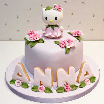 Atelier Sucrème: Pastel Hello Kitty vestida de rosa