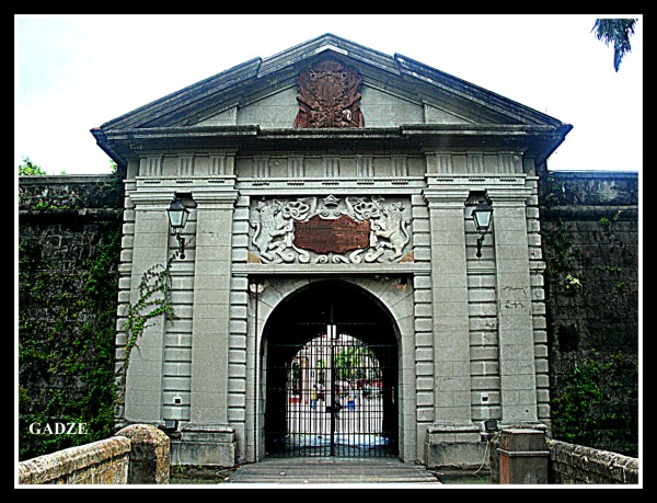 Travels and History: The Gates of Intramuros - Puerta del Parian, Manila