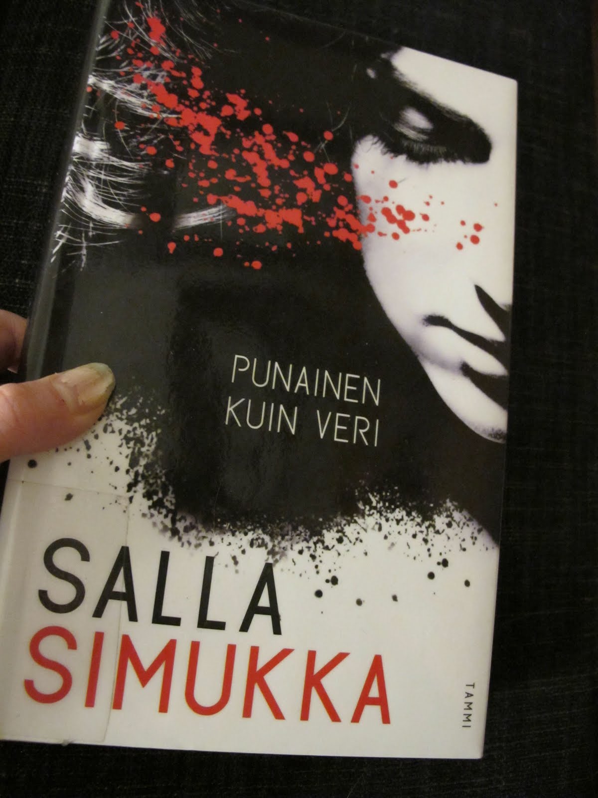 Kirjojen kilta: Salla Simukka - Punainen kuin veri (Lumikki-trilogia #1)