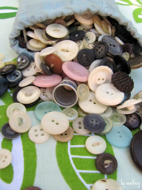sewVery: Big Bag of Buttons!