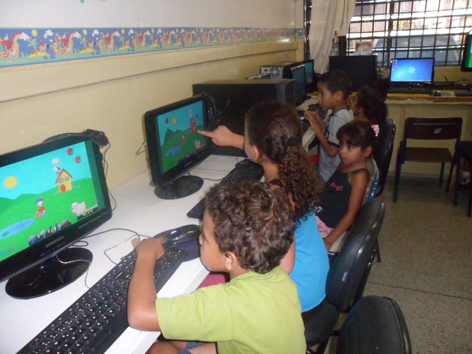 Escola Municipal Amilton Suga Gallego: Sala de Informática Educativa