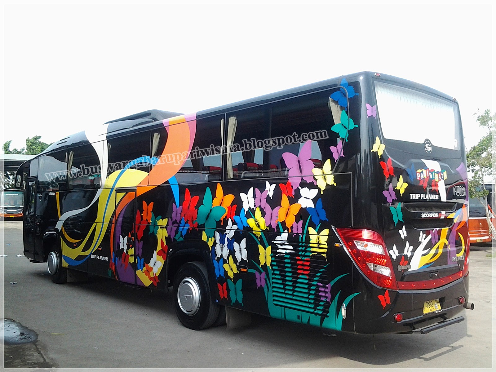 Sewa Bus Pariwisata Karawang | Harmans Transport Call : 081210100273
