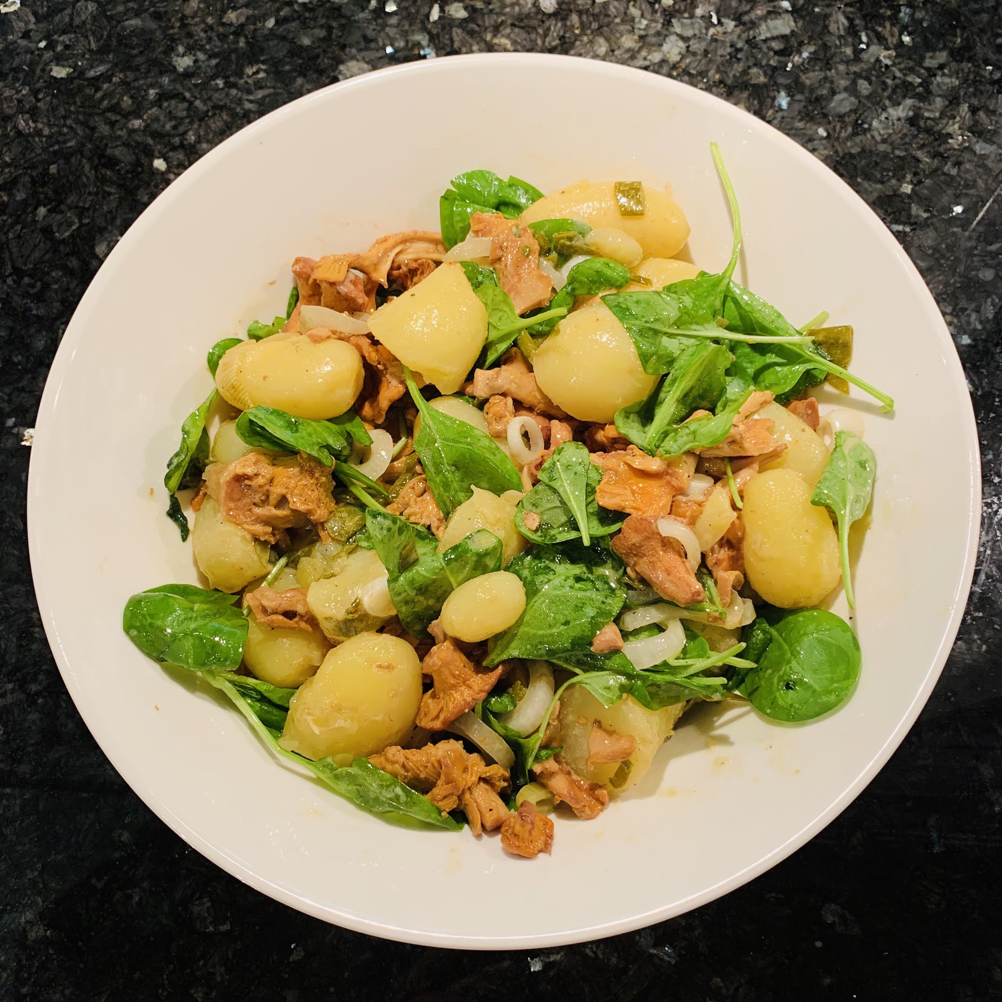 Lentävät sardiinit: Kantarelli-babypinaatti-perunasalaatti