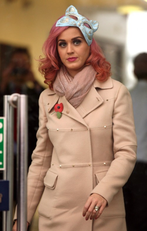 All Movie, Music: Katy Perry’s Halloween Kitty Cat Mask (PHOTOS)