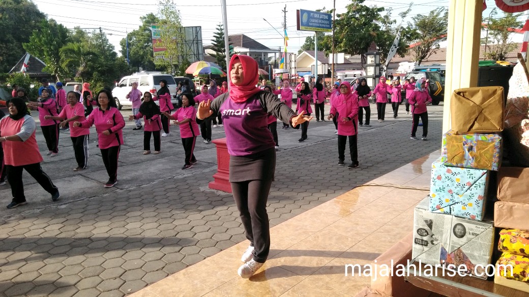 Jalan Sehat dan Senam Sehat Meriahkan HUT ke-74 tahun Kemerdekaan RI di ...