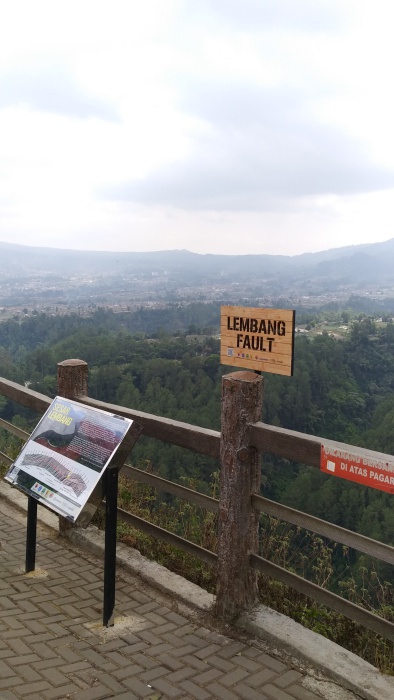 Sesar Lembang di Tebing Keraton ; Bahaya Bencana Dibalik Keindahan Alam ...