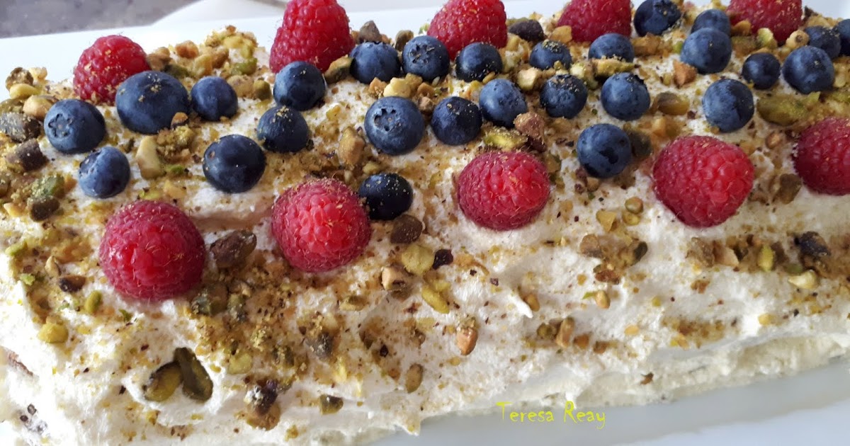 PISTACHIO ROULADE WITH RASPBERRIES AND WHITE CHOCOLATE