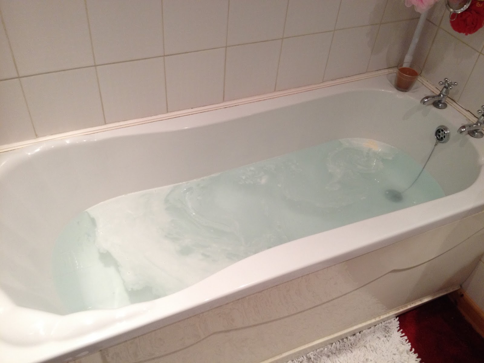 The Powderpuff Room: Floating Island Bath Melt - Lush Review