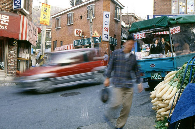 50 Candid Photographs That Capture Street Scenes of South Korea From ...