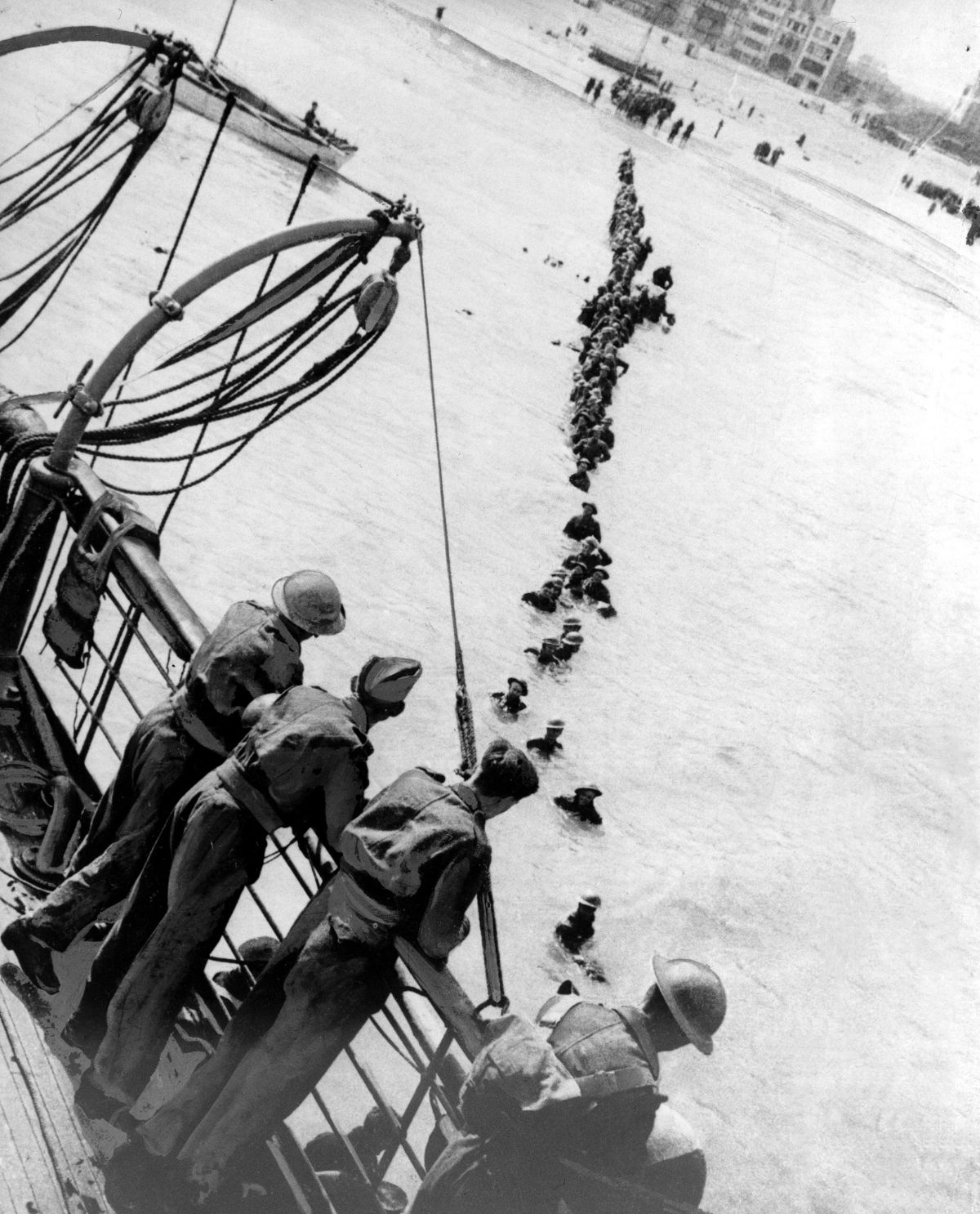 20 Historic Photographs From the AP Images Archive Show the Scene of ...