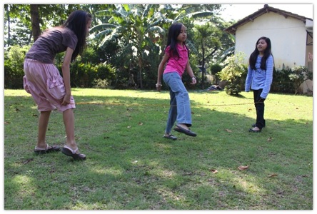 Encyclopedia: Indonesian's traditional games: LOMPAT TALI (JUMP ON ROPE)