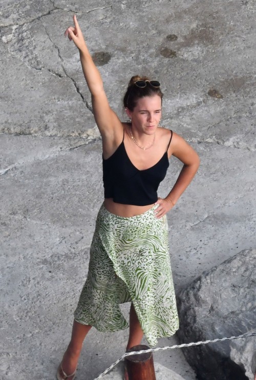 Emma Watson Updates: (EDIT x1) Emma Watson on the beach in Positano ...