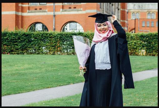 Kisah Raeni Anak Tukang Becak Bisa Kuliah S2 di University of Birmingham, Inggris - Mediasiana ...