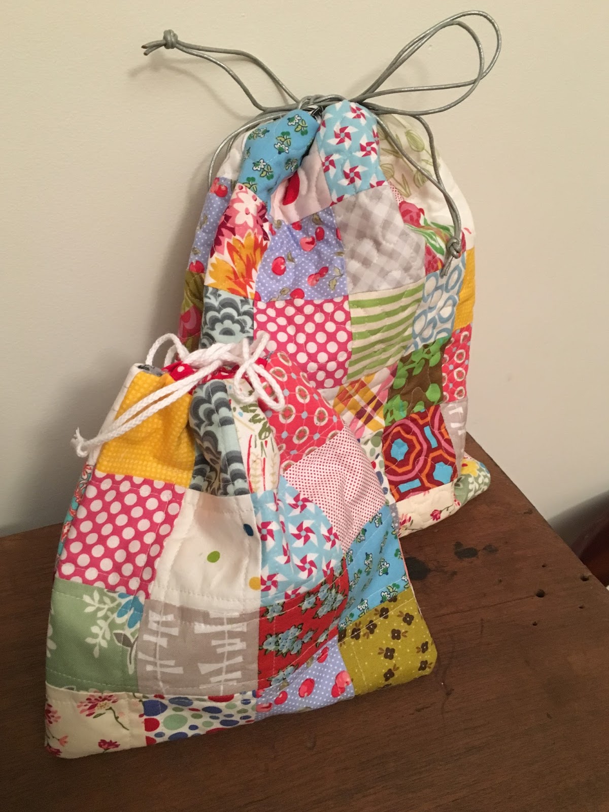 Sew & Sews: Scrappy little drawstring bags.....