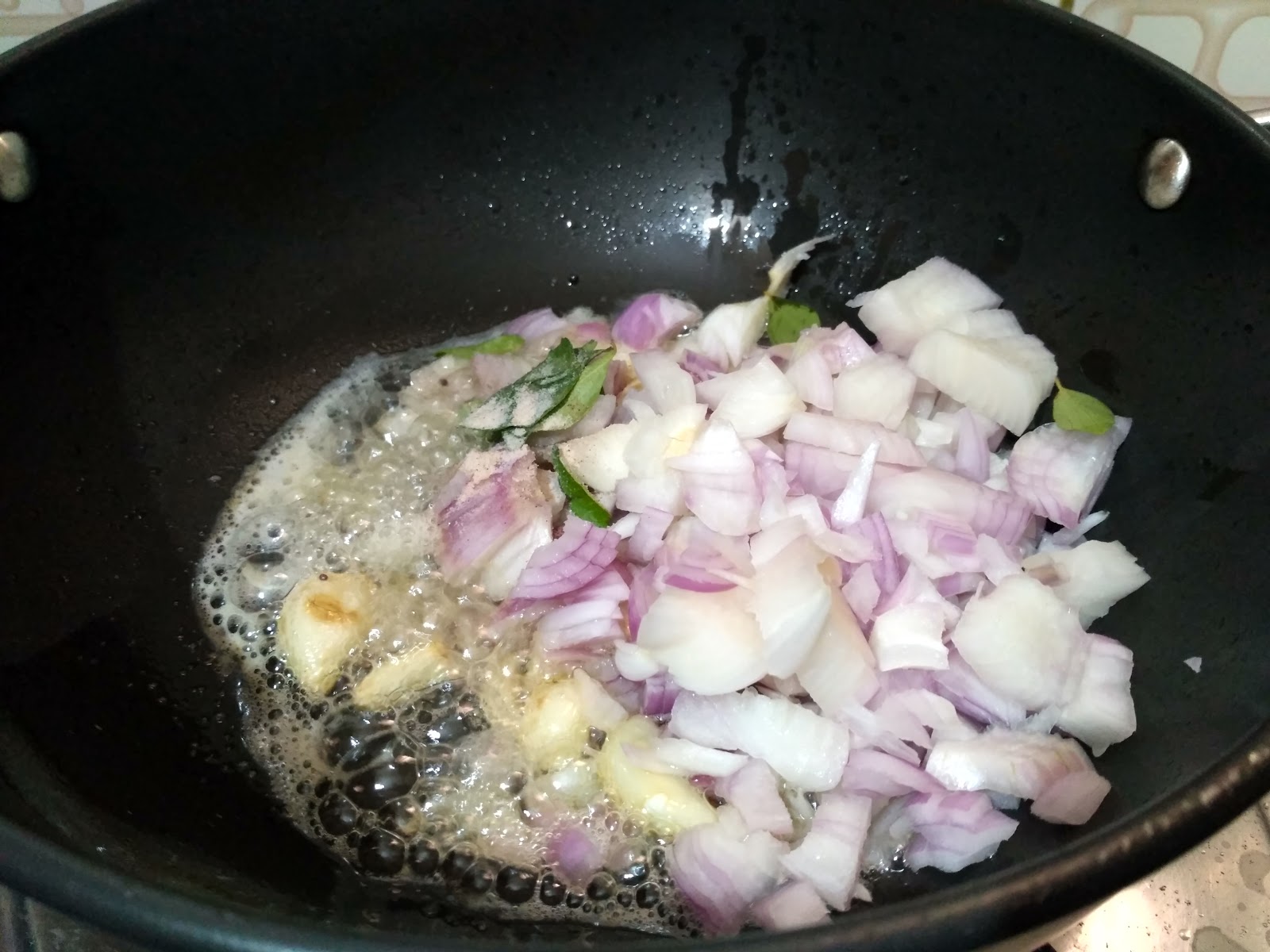 Udaitha muttai puli kulambu / egg drop kulambu