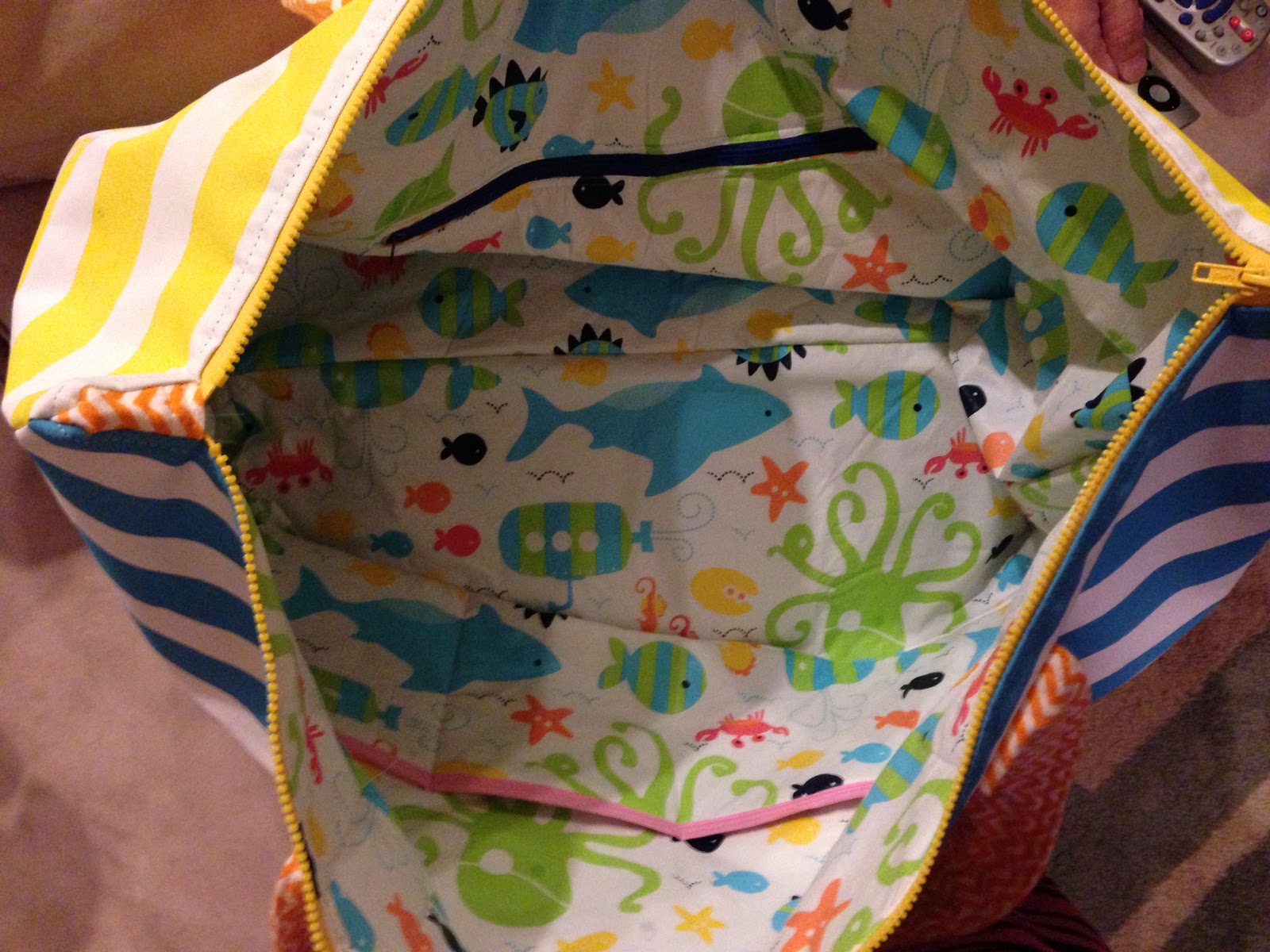 Handmade by Linds...Introducing the offspring: An oversized beach tote ...