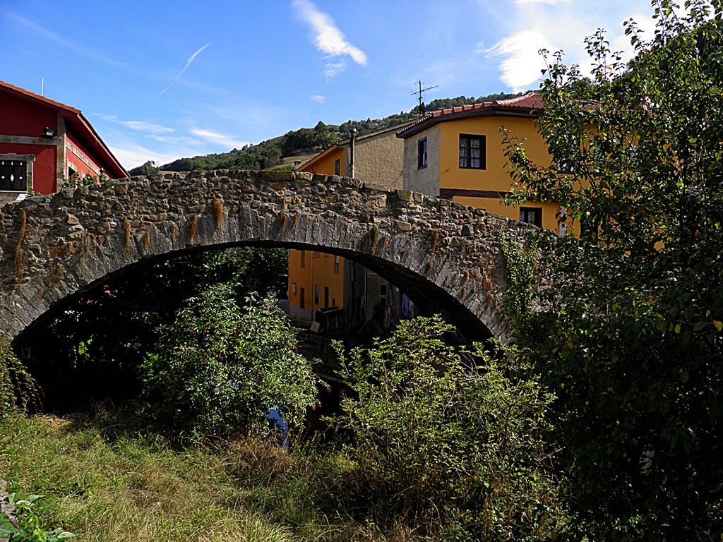 Puente medieval , conocido como el puente romano de Villoria, sobre el ...