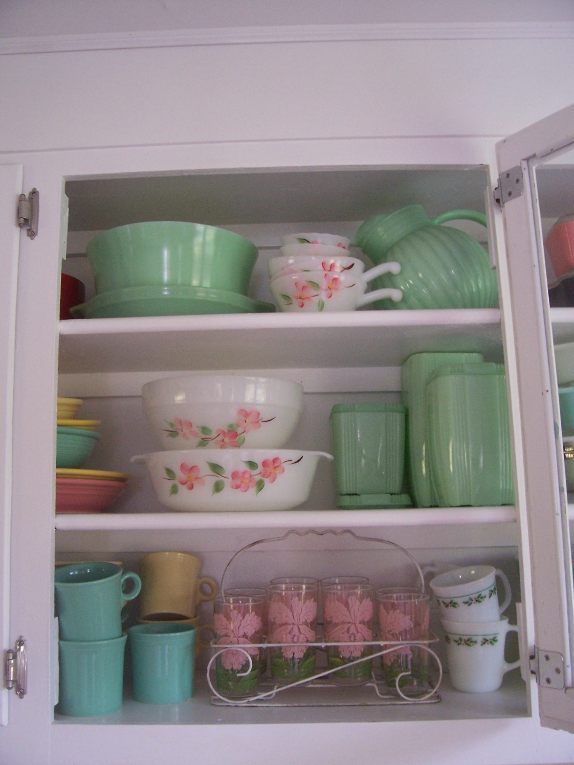 Pyrex Collective III: New Kitchen Cabinet Display