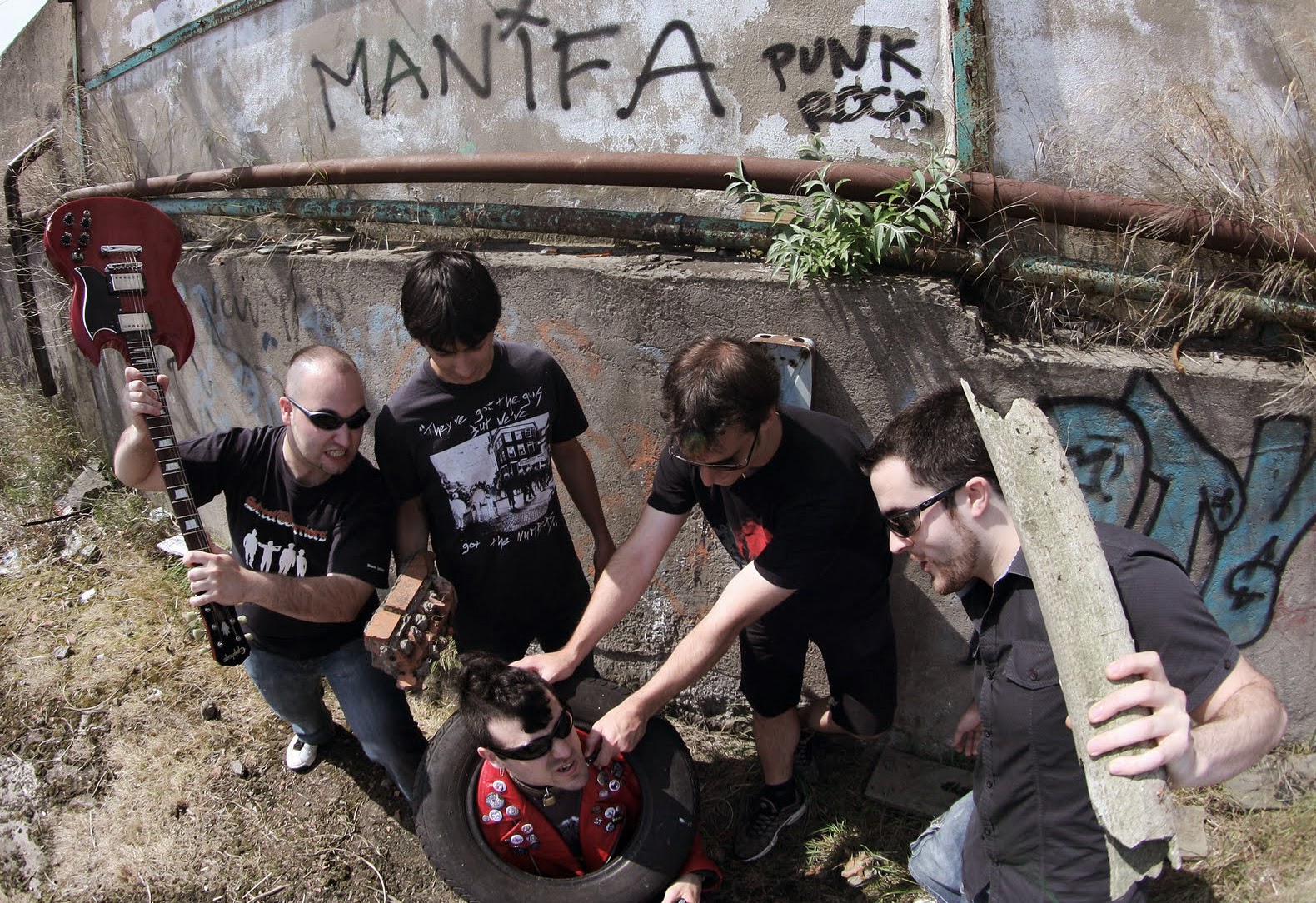 Las bandas punk Manifa y Faltons presentan discos en Edaska
