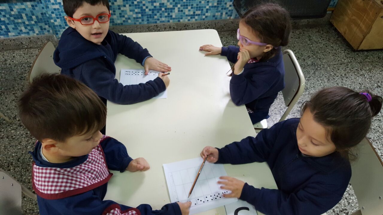 Jugando a la mini generala - Sala violeta