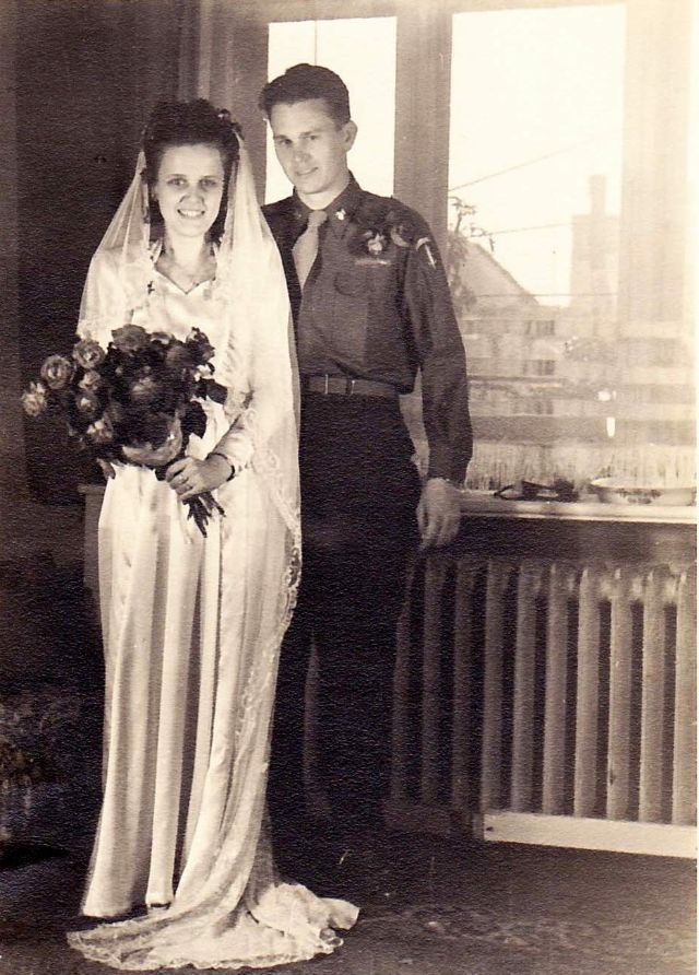 Wartime Marriage: Lovely Photos of WWII Soldiers With Their Brides ...