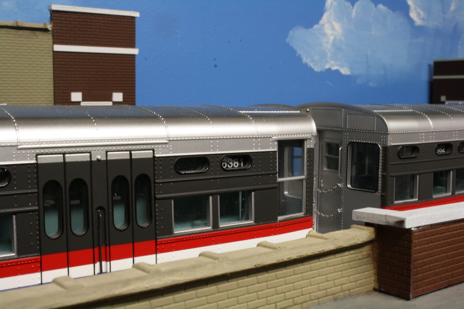 CTA O Scale L Layout: MTH 6200 Bicentennials