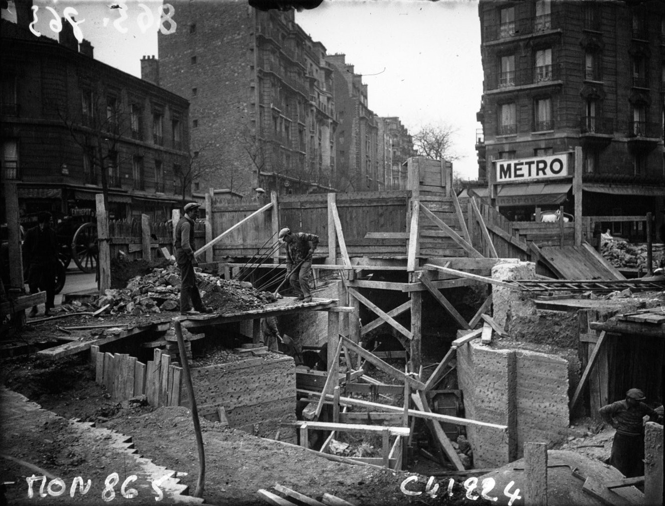 60 Amazing Vintage Photographs That Capture Everyday Life in Paris from ...