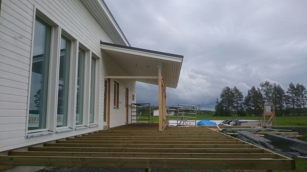 Matkalla omaan taloon: Terassin runko.