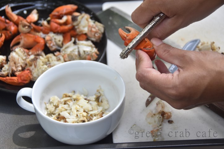 Green Crab Cafe: How to Remove the Meat and Roe From a Cooked Crab