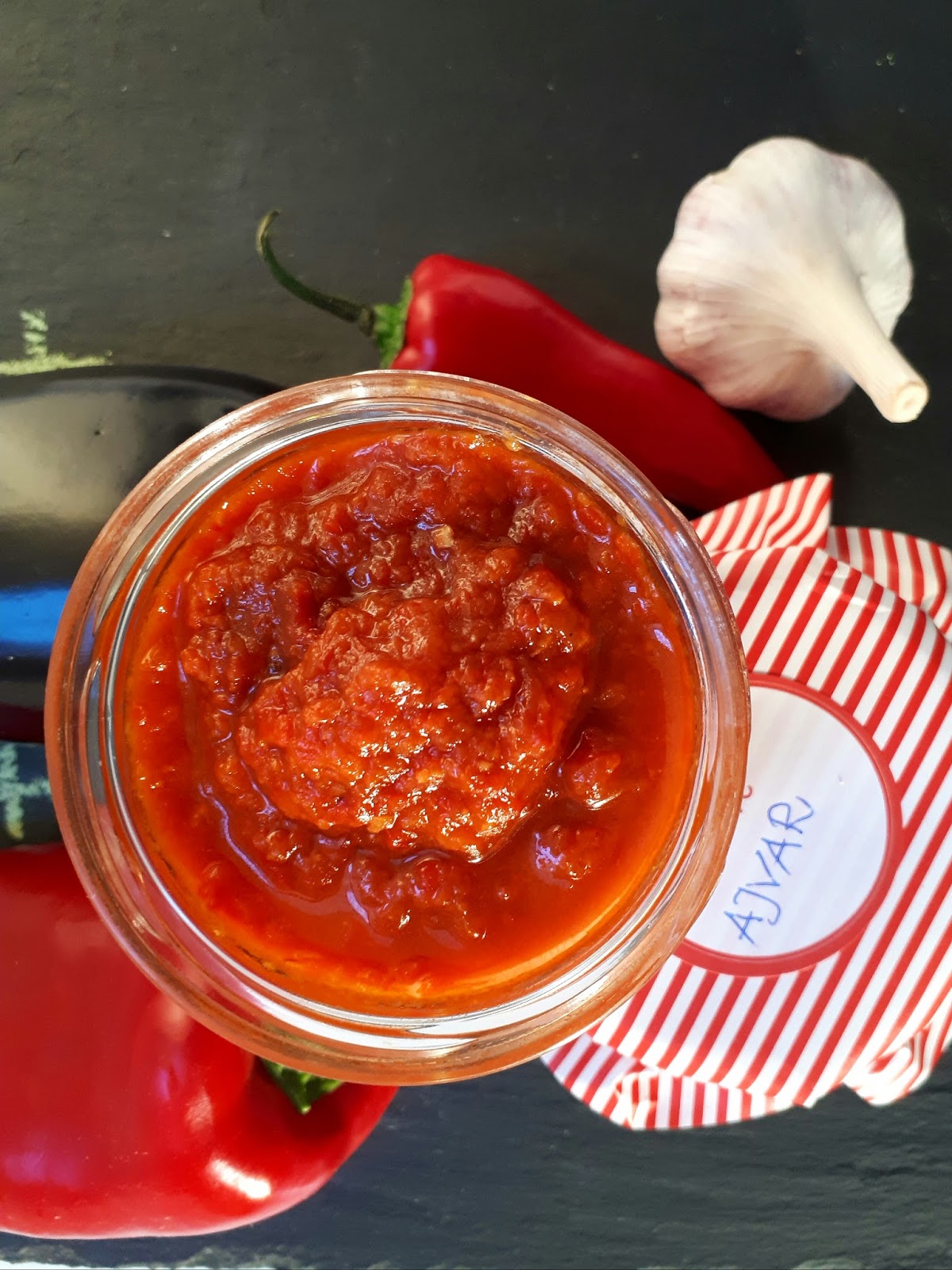 Ajvar (ajwar) - bałkański sos z papryki i bakłażana | Kawałek dalej