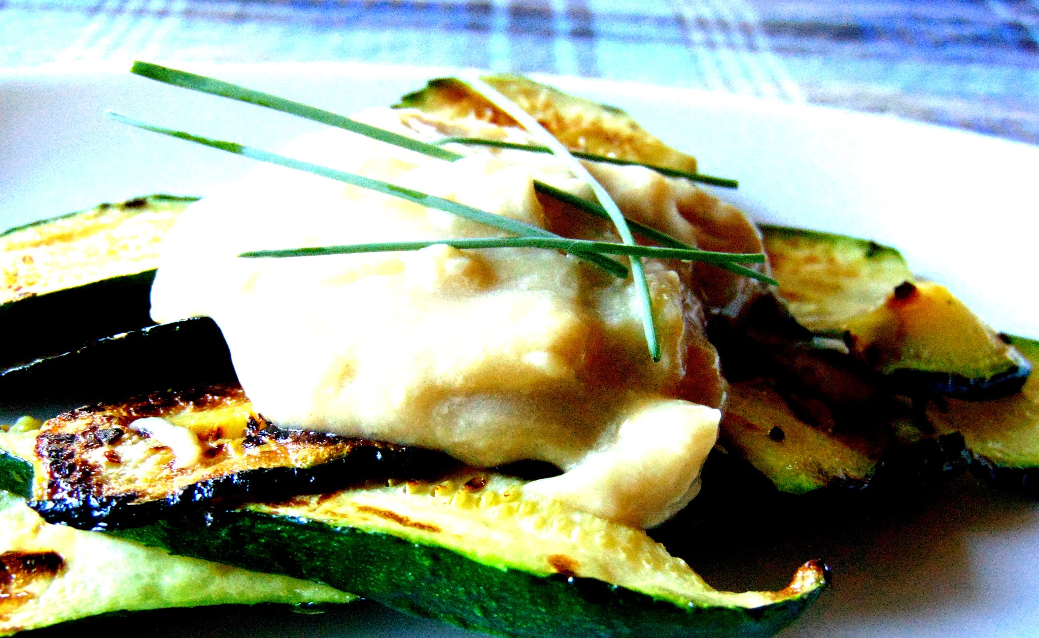 Courgettes grillées avec sauce au yogourt végétal et tahini