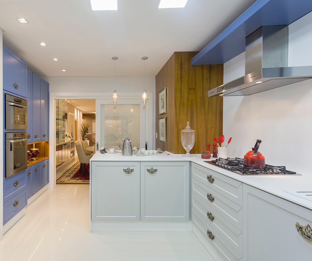 Cozinha azul, branca e amadeirada com bancada em corian e puxadores ...