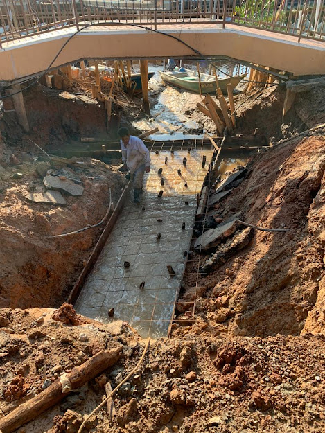 Kerja-kerja membaiki mendapan di laluan hadapan gerai akibat hakisan ...