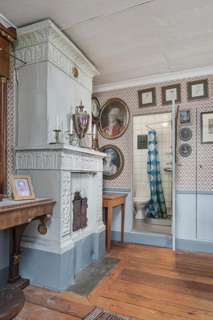 Keltainen talo rannalla: Rustiikkia ja tapetteja